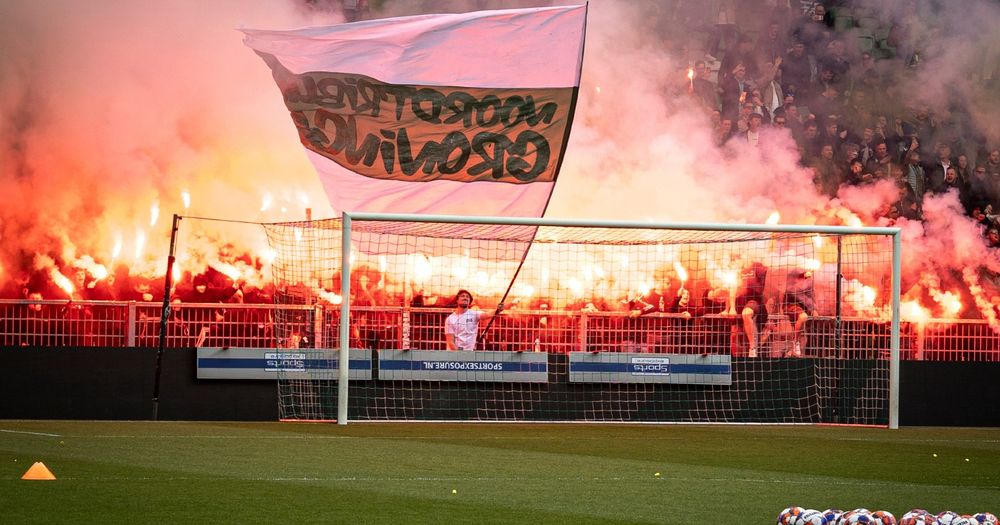 In beeld: duizenden fans en pyro bij laatste trainingen in Groningen en ...