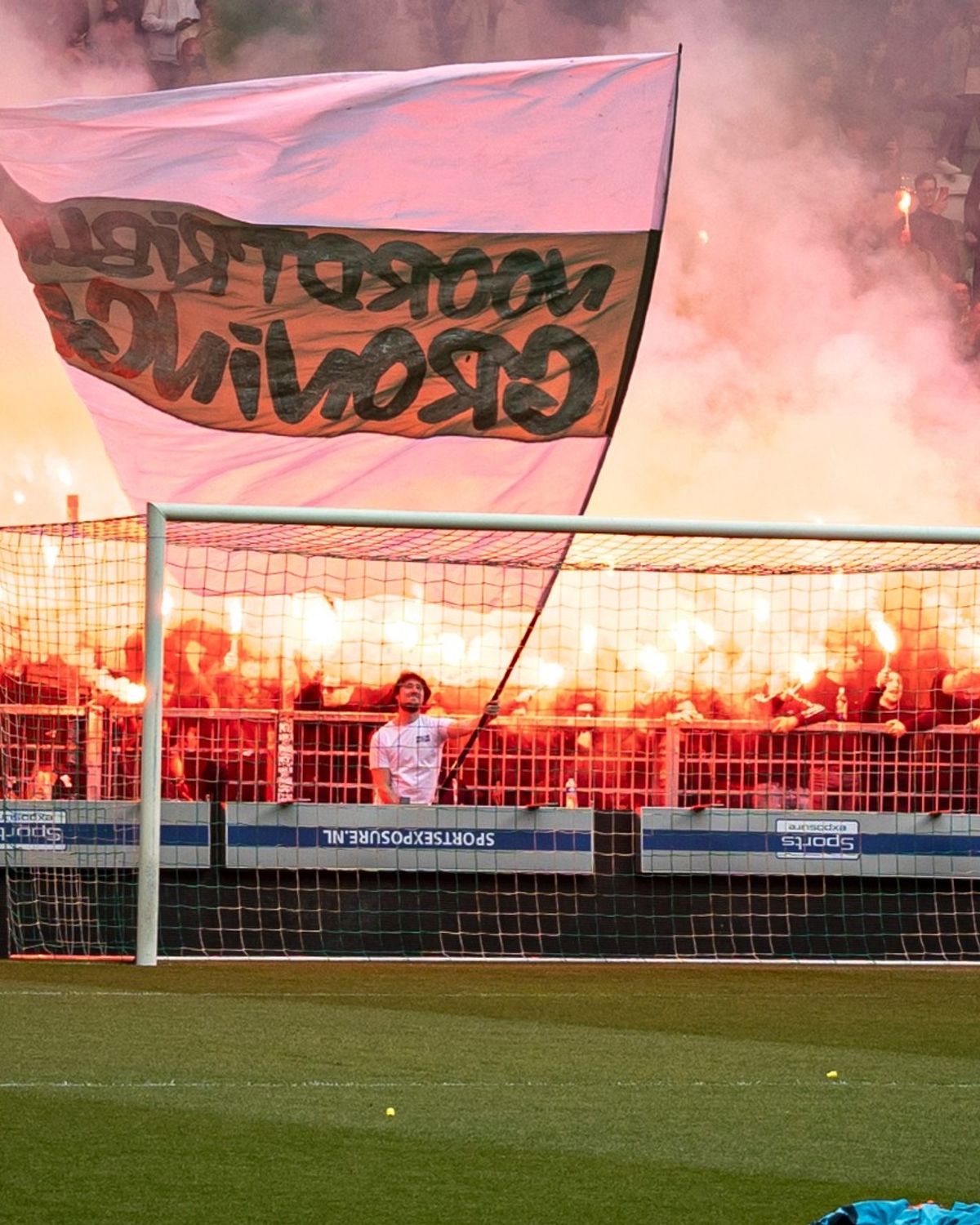 In beeld: duizenden fans en pyro bij laatste trainingen in Groningen en ...