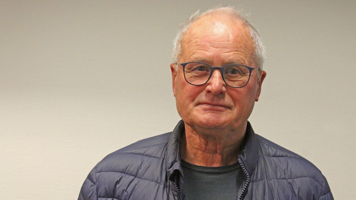 Foppe de Haan geeft energiecompensatie aan VV Akkrum: "Sport moet ...