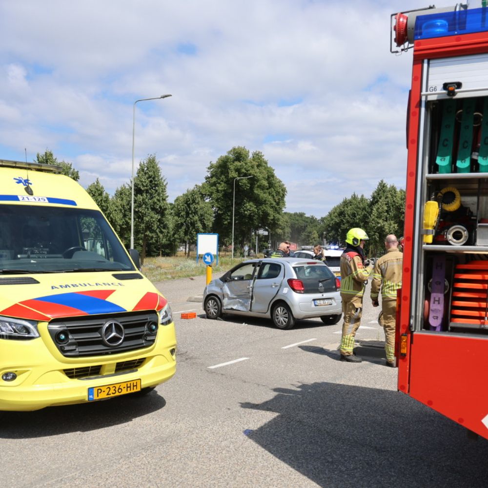 Man raakt gewond bij botsing tussen twee auto's - L1 Nieuws