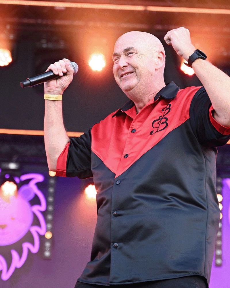 Big Benny viert jubileum en krijgt Gouden Narrenkap: 'Zelfs op vakantie ...