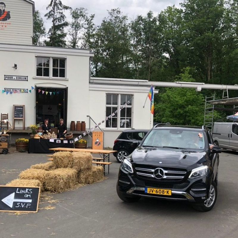Bier en hapjes in de drive-through in Veenhuizen - RTV Drenthe