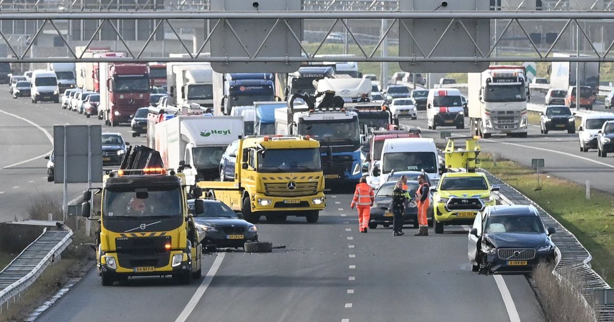 Drie ongelukken op A4 met files tot gevolg - Omroep West