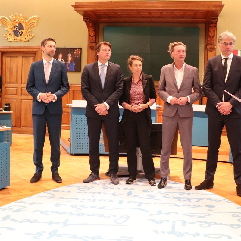 Veelbesproken Emmens kan met een kras op de neus en 18 tegenstemmen aan ...