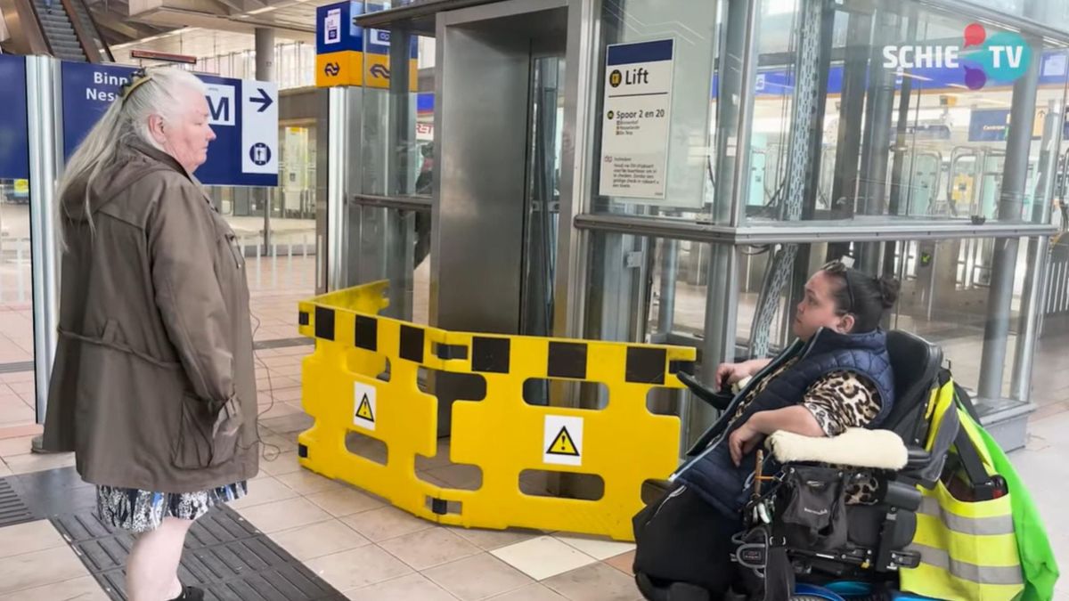 Gehandicapte Bianca moet met de lift op station Schiedam Centrum, maar ...