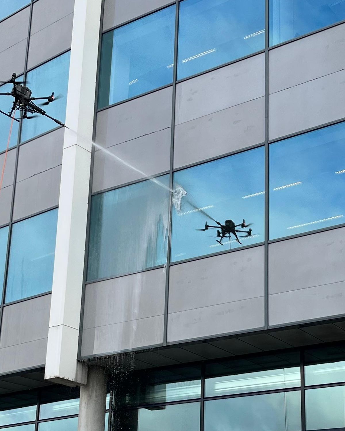 Ramen wassen op moeilijke plekken? Dit bedrijf zet een drone in - Rijnmond
