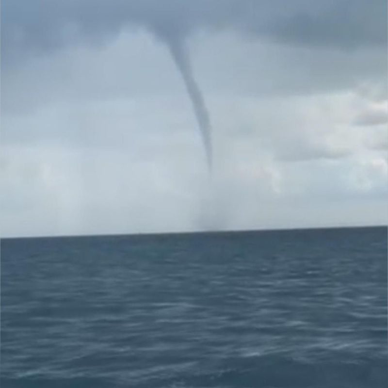 Spectaculaire beelden van waterhoos in Hoek van Holland - Rijnmond