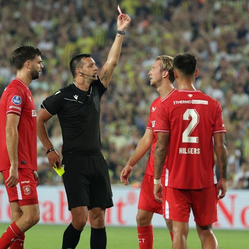 Weggestuurde Regeer schuldbewust: "Ik geef de VAR aanleiding om rood te ...