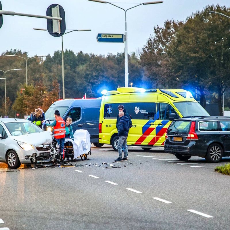 Gewonden bij botsing op kruispunt in Emmen - RTV Drenthe