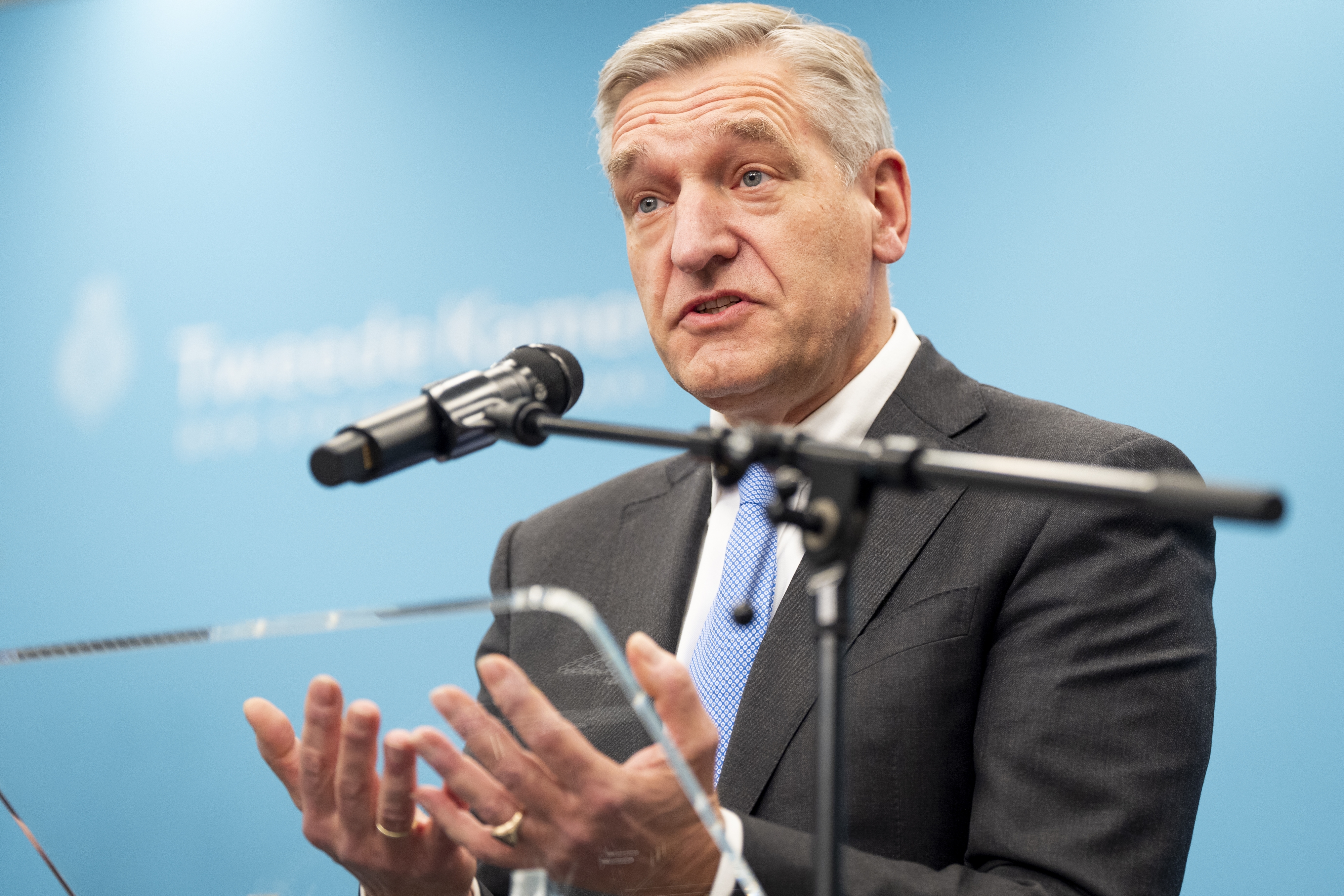 Sybrand Buma stopt als burgemeester van Leeuwarden en wordt ...