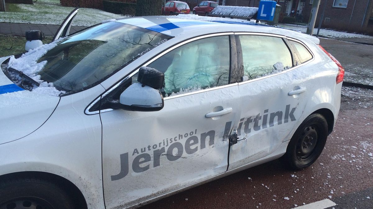 Auto van rijschool tijdens rijles aangereden op voorrangsweg in ...