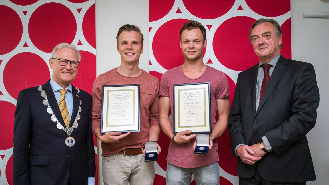 Mannen krijgen medaille voor heldendaad - Rijnmond