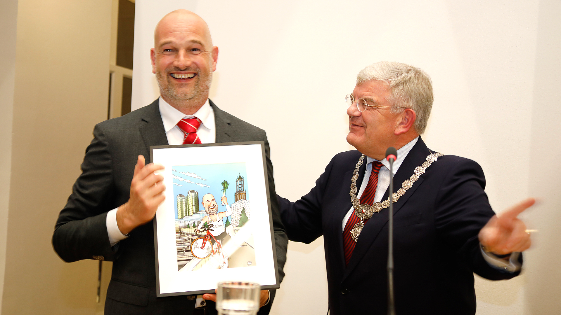 Wethouder Victor Everhardt krijgt zilveren stadspenning bij afscheid ...