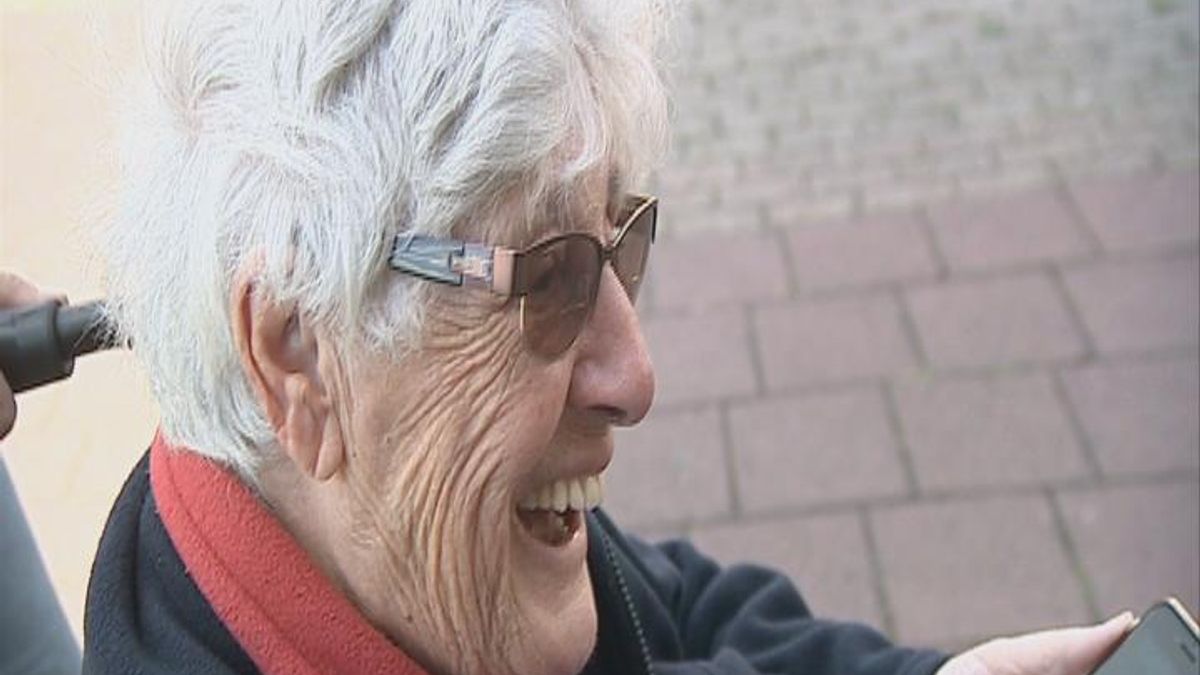 Wilhelmina Hulsdouw (82) dol op het spelen van Pokémon Go - Omroep West