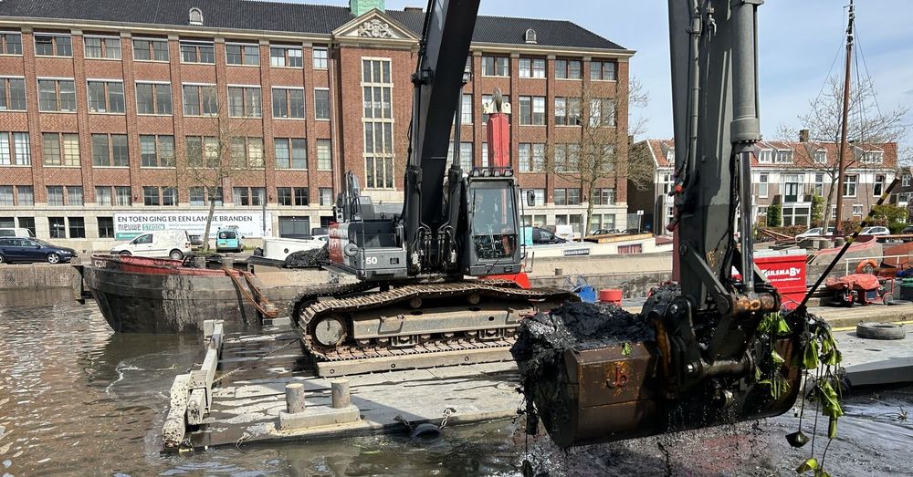 Baggeren van kanaal in Leeuwarden lastiger dan verwacht door kabels in ...