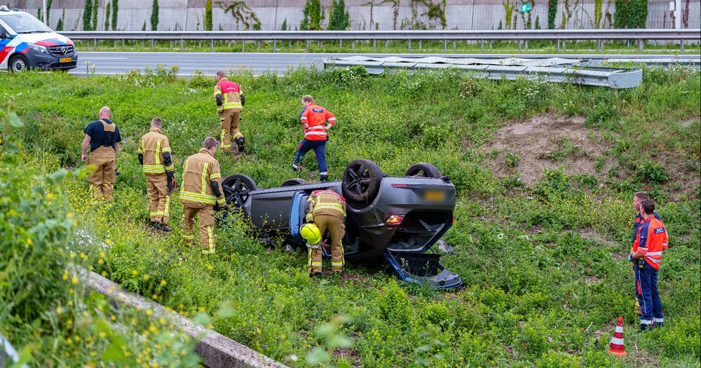 Dode (29) bij ongeluk op snelweg, slachtoffer tientallen meters naast ...