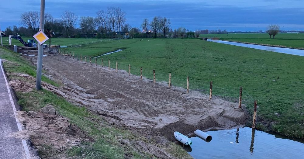 Sloot volgestort met zand om verzakte dijk te verstevigen - Omroep West