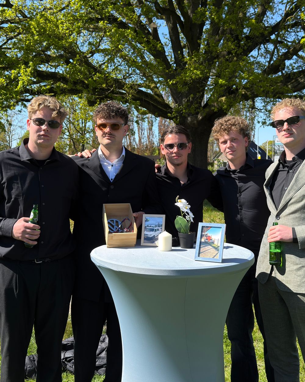 Vrienden Ian en Bastian nemen afscheid van hun busje Legendarische ...