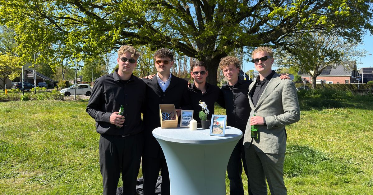 Vrienden Ian en Bastian nemen afscheid van hun busje Legendarische ...