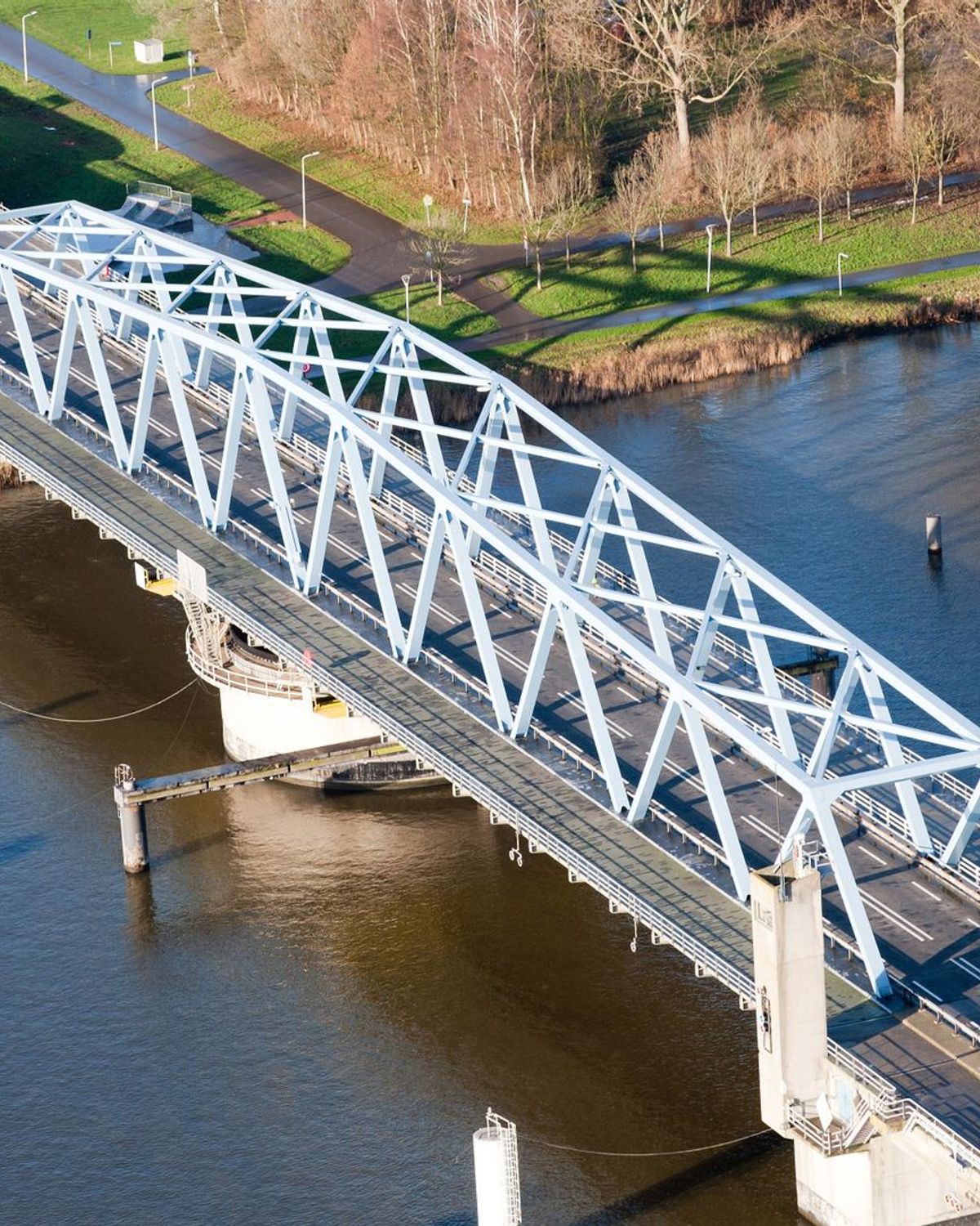 Draaibrug Sas van Gent maand afgesloten, (brom)fietsers met pont naar ...