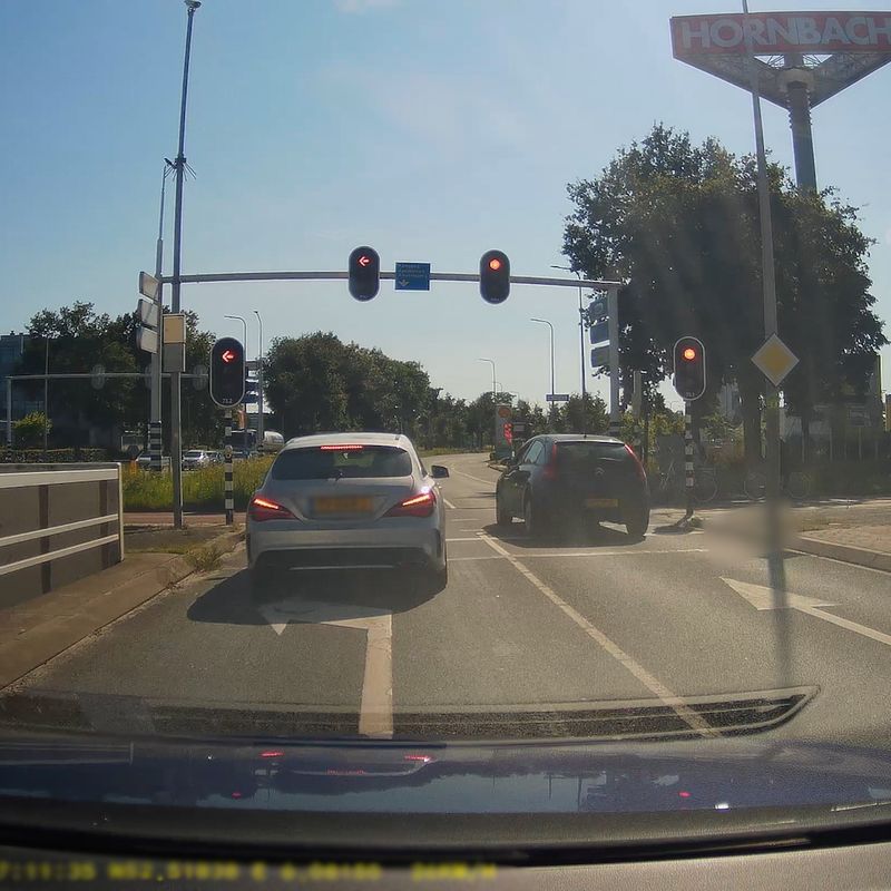 VIDEO | Deze Citroën negeert het rode licht (en ramt bijna een fietser ...