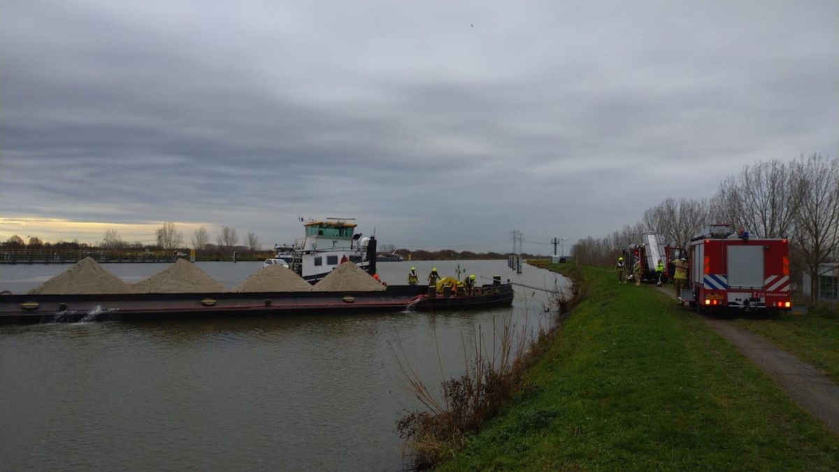 Duwboot maakt water na aanvaring kade: kanaal geblokkeerd - L1 Nieuws