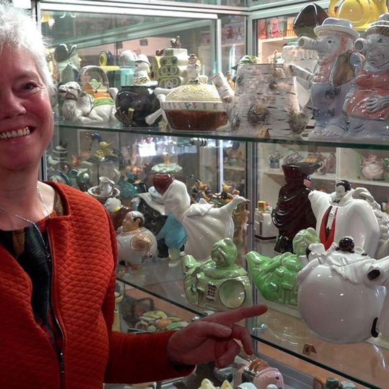 Joke heeft een museum vol theepotten - Omroep Gelderland