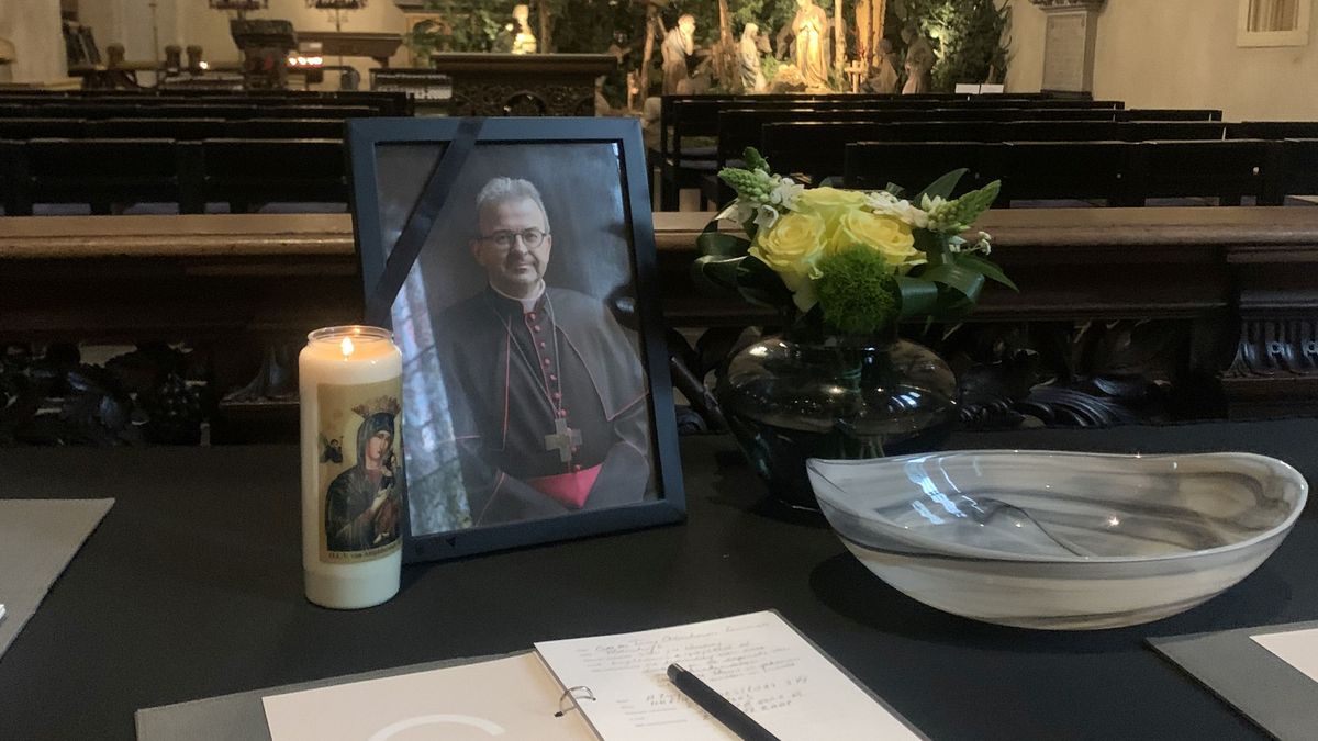 Oud-bisschop Harrie Smeets opgebaard in Roermond - L1 Nieuws