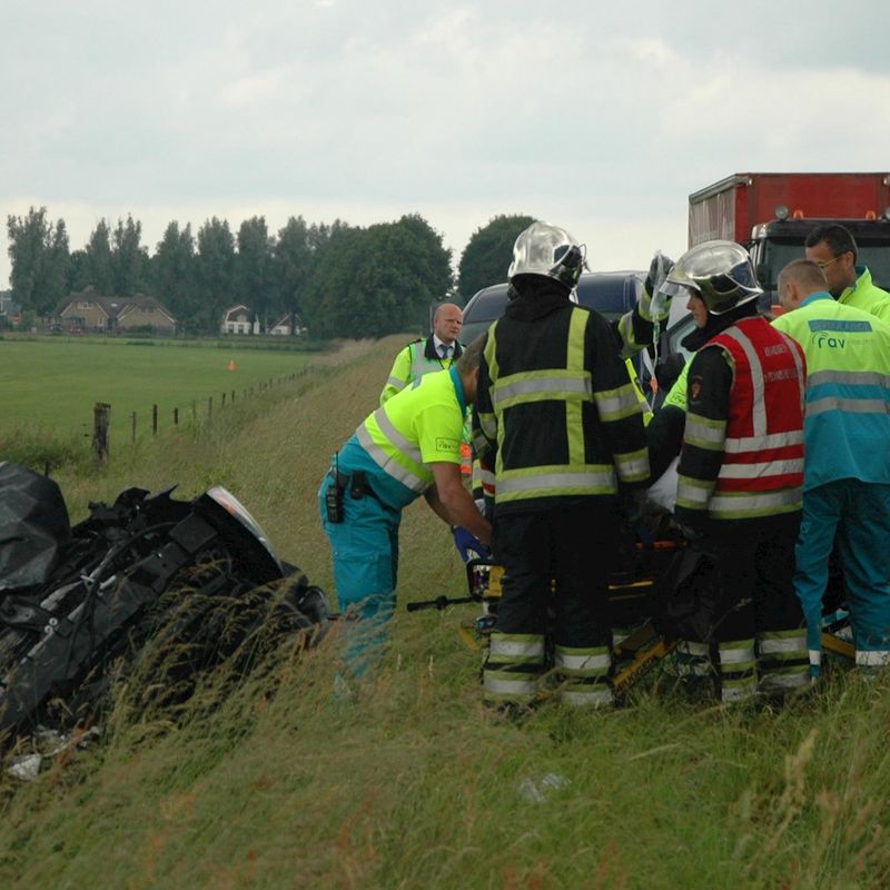 Vrachtwagen en auto botsen op elkaar op N36 bij Beerzerveld, weg is ...