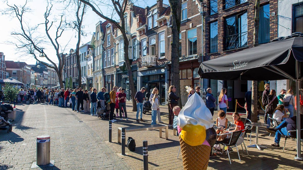 Vijfentwintig minuten in de rij voor een ijsje: "Gekkenhuis" - Oost