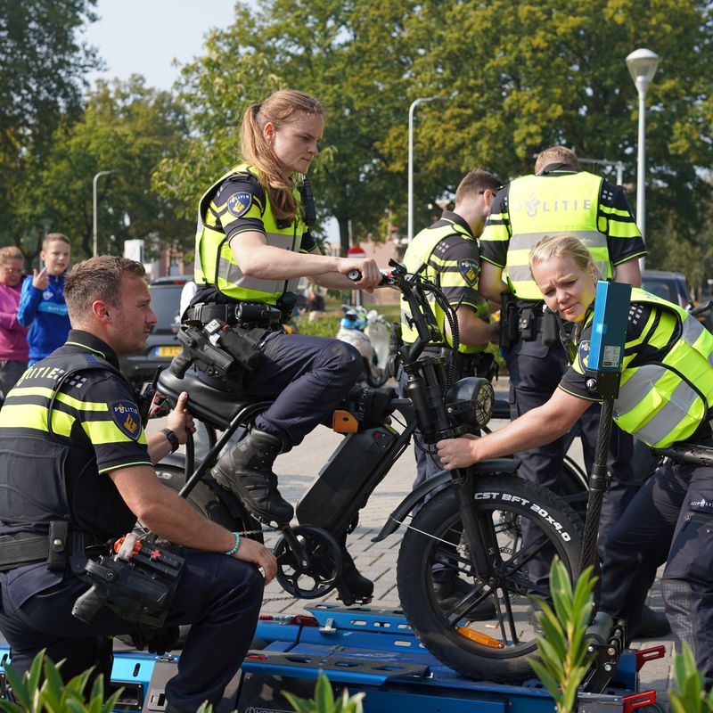 Politie controleert meer dan honderd fatbikes in Deventer - Oost