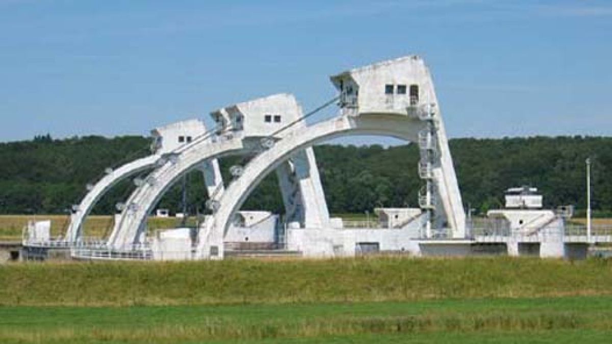Nederrijn bij sluis Driel gestremd - Omroep Gelderland