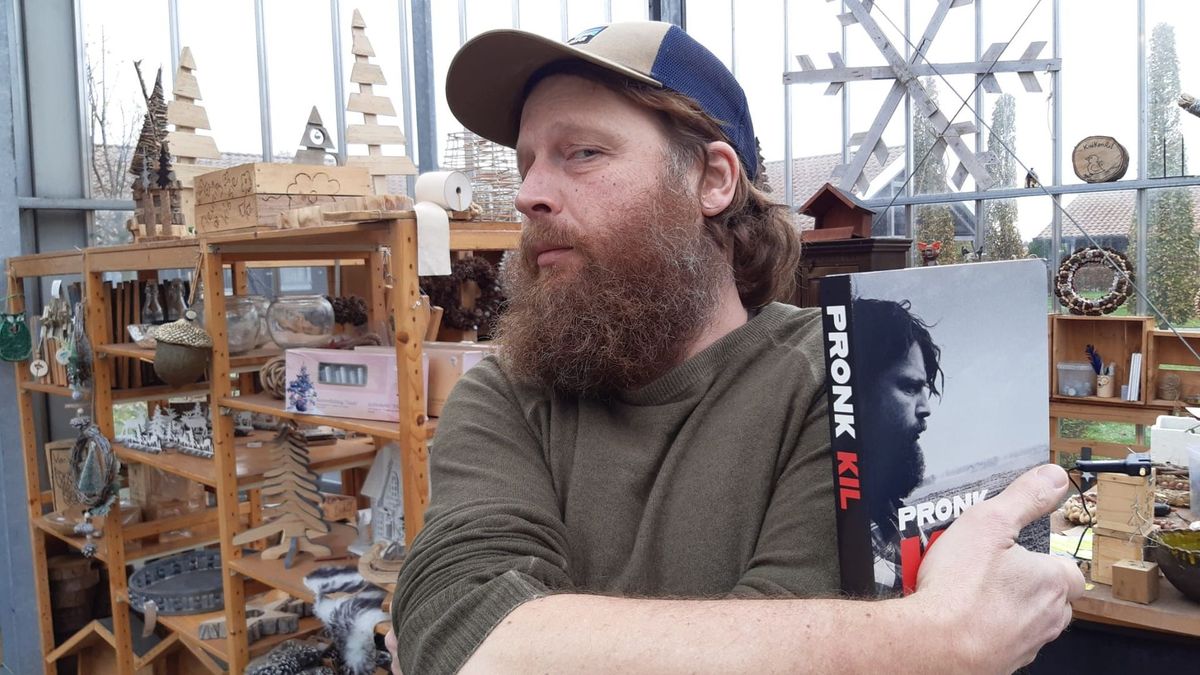 Ex-Bökkers-bassist Arjan Pronk bundelt zijn 'verhaalties' - Oost