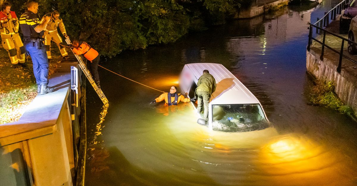 Busje rijdt water in, bestuurder klimt dak op - Omroep West