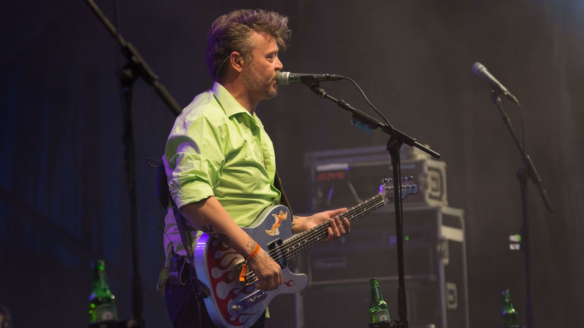 Mooi Wark-zanger bezingt boerenleven: 'Ploeg, mest, zaai, voer, melk ...