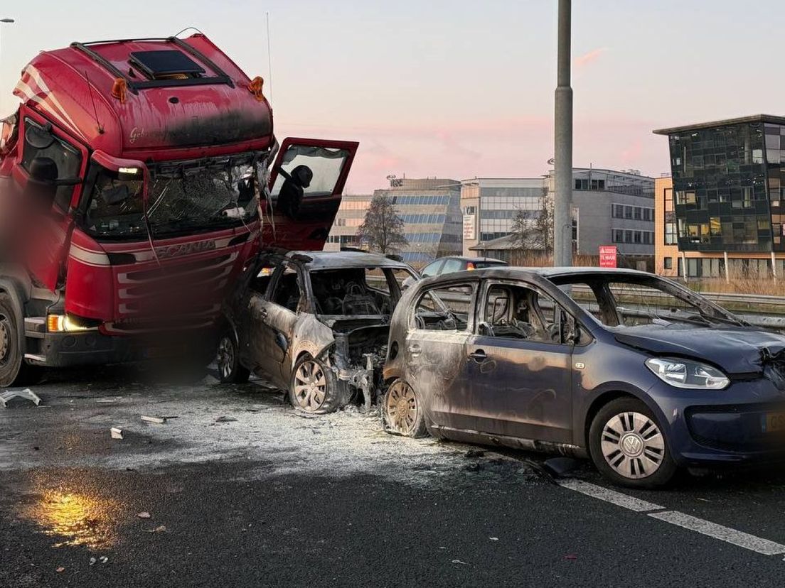 Ravage op A2 na zwaar ongeluk met meerdere voertuigen - Omroep Gelderland