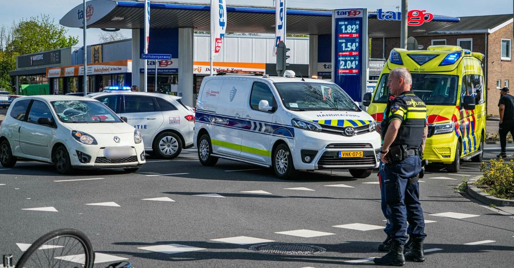 Fietser zwaargewond na botsing op kruispunt in Emmen - RTV Drenthe