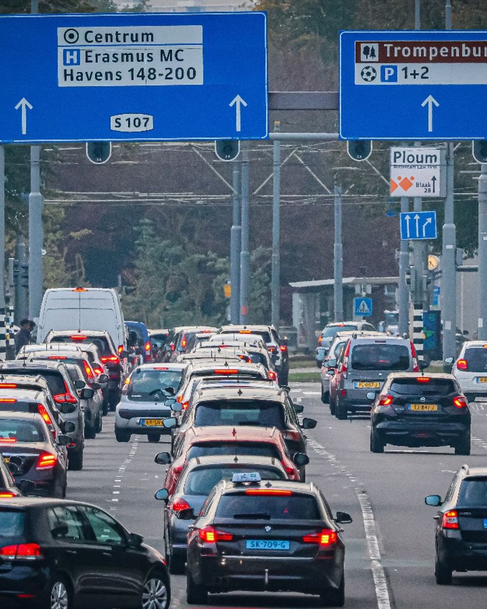 Verkeer muurvast door afgesloten snelweg - Rijnmond
