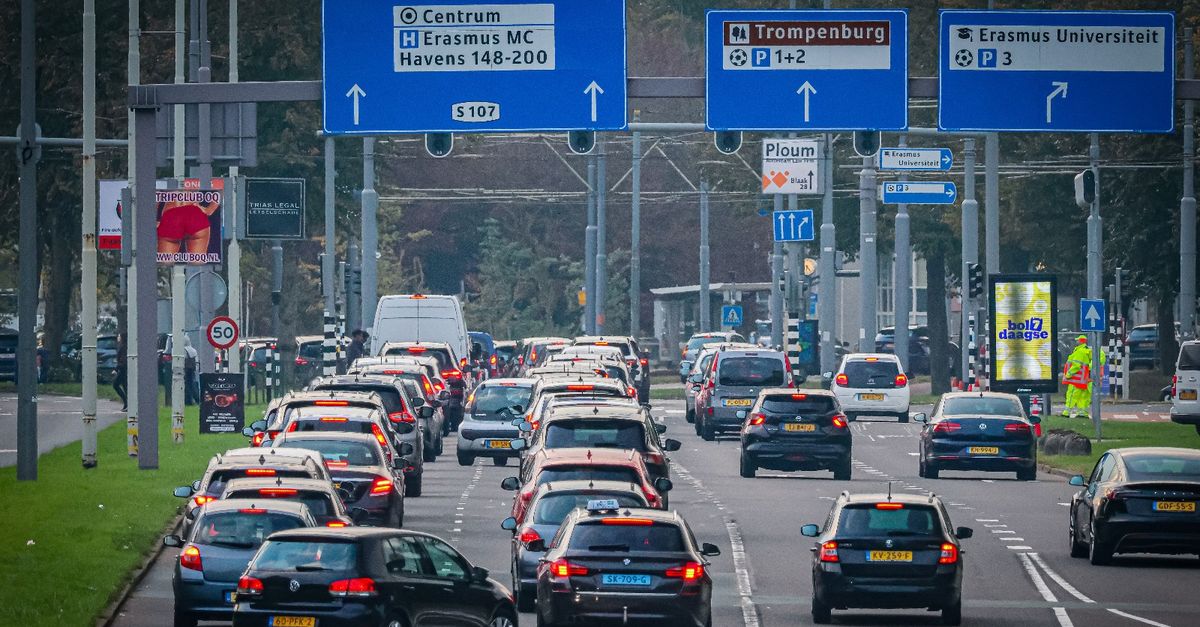 Verkeer muurvast door afgesloten snelweg - Rijnmond