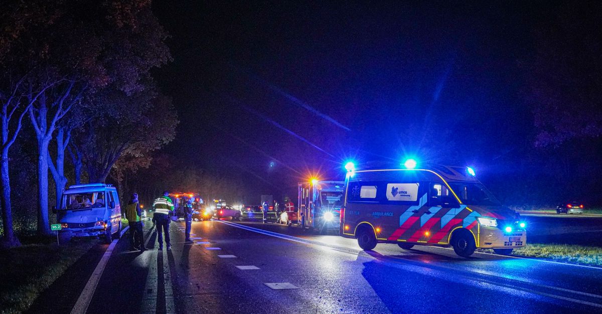 Ongeluk met drie auto's op N34 bij Eext, weg weer open - RTV Drenthe