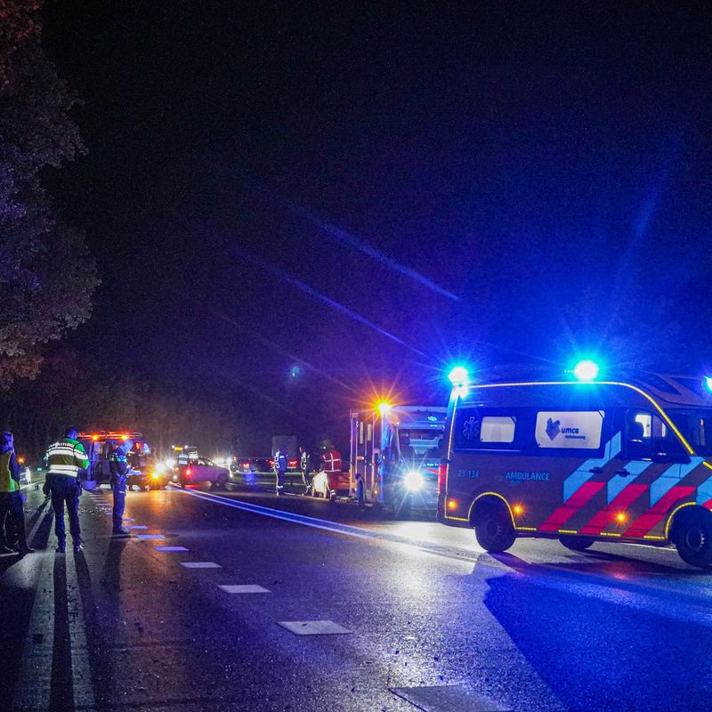 Ongeluk met drie auto's op N34 bij Eext, weg weer open - RTV Drenthe