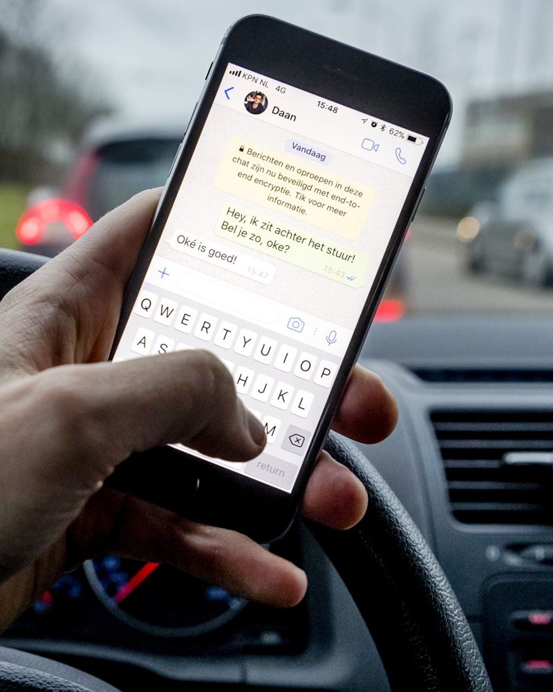 Eerste focusflitser staat in Den Haag: bekeuring voor wie telefoon ...