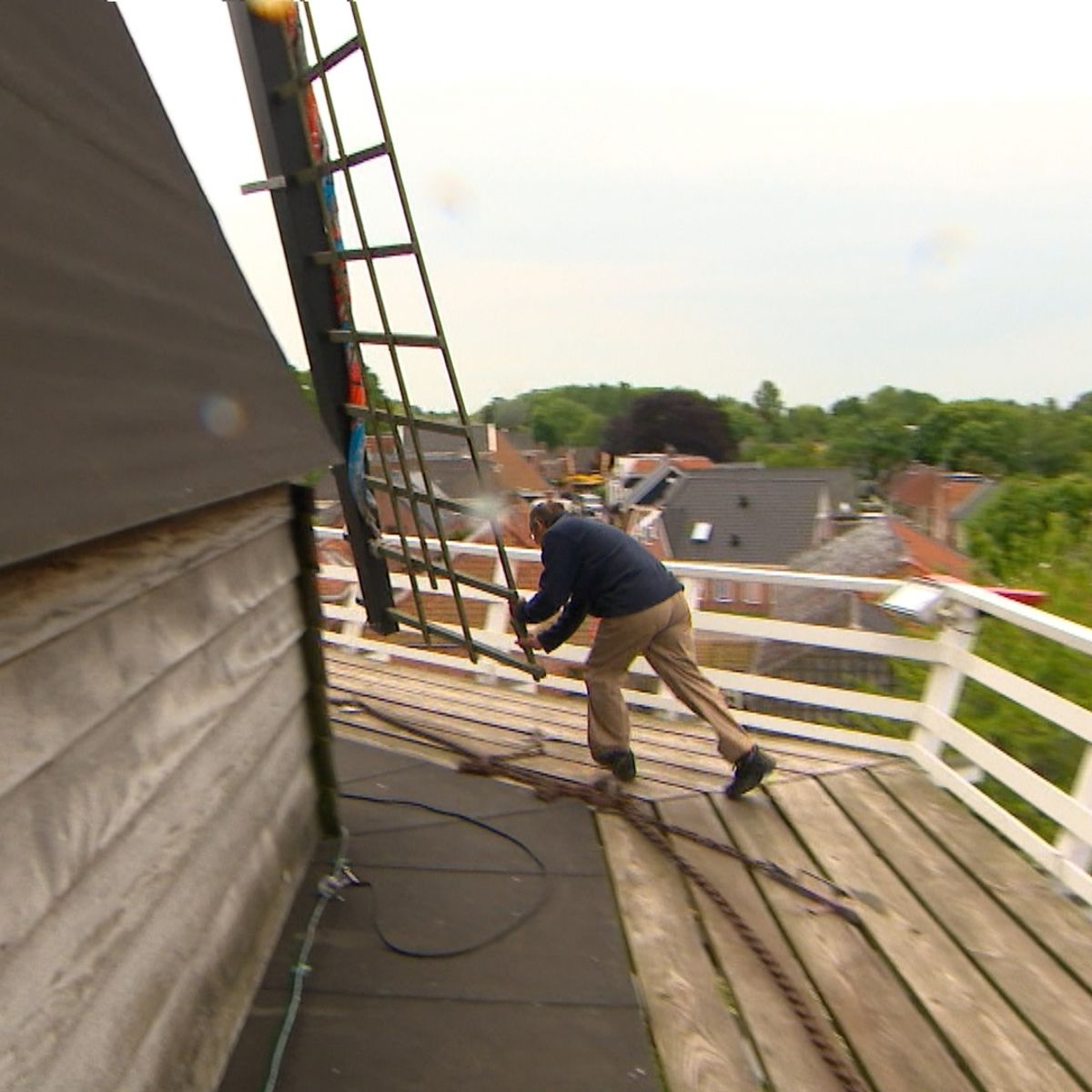 Molen van Eenrum met twee wieken heeft moeite in beweging te komen op ...