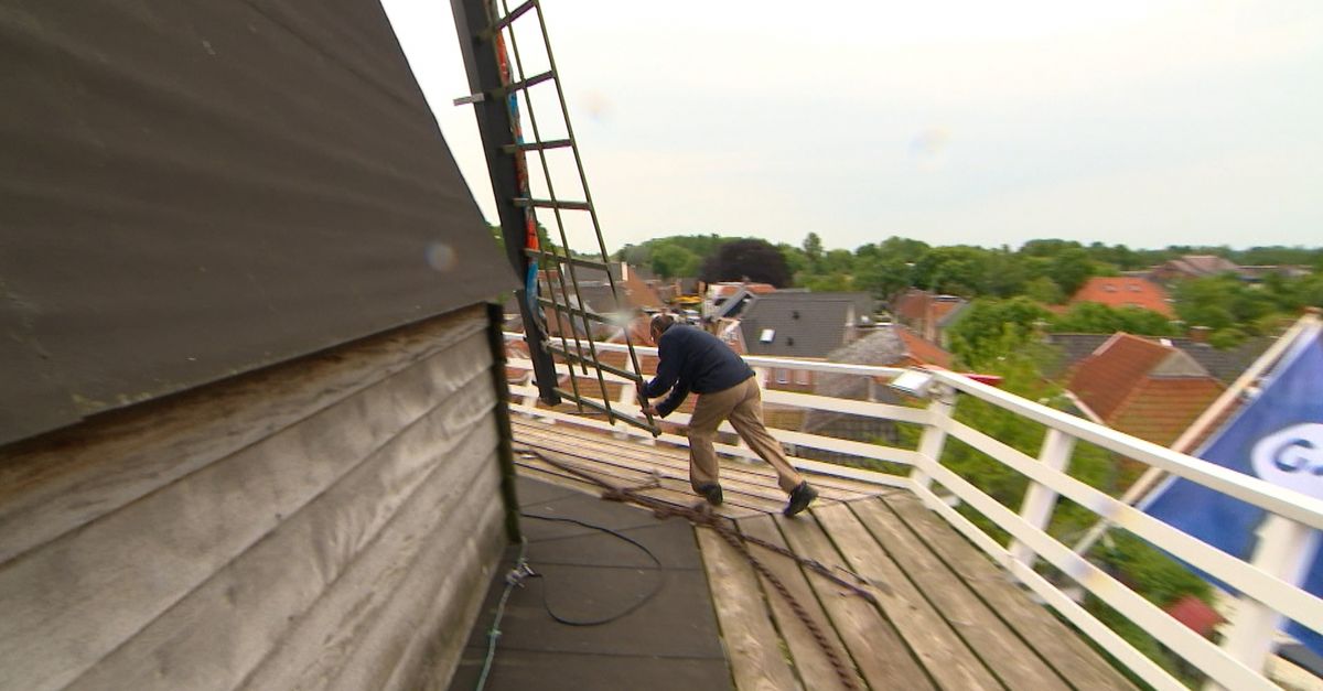 Molen van Eenrum met twee wieken heeft moeite in beweging te komen op ...