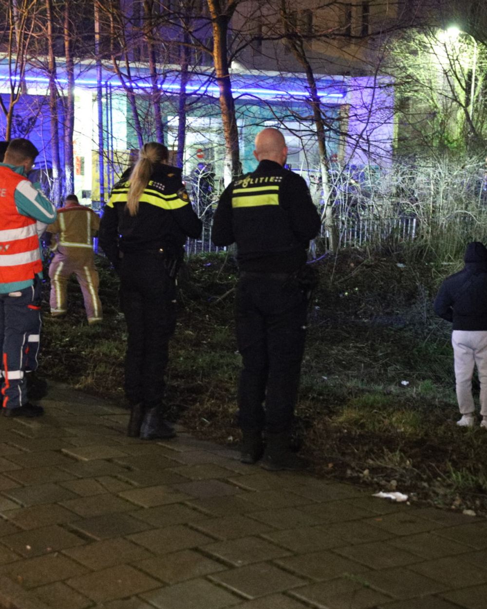 Dronken man gered uit ijskoud water - Omroep West