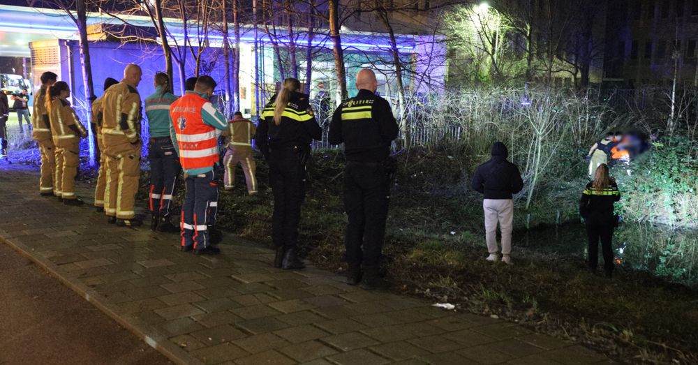 Dronken man gered uit ijskoud water - Omroep West