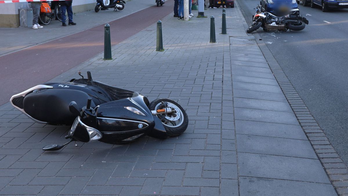 Agenten en scooterrijder aangereden door man die vlucht voor ...