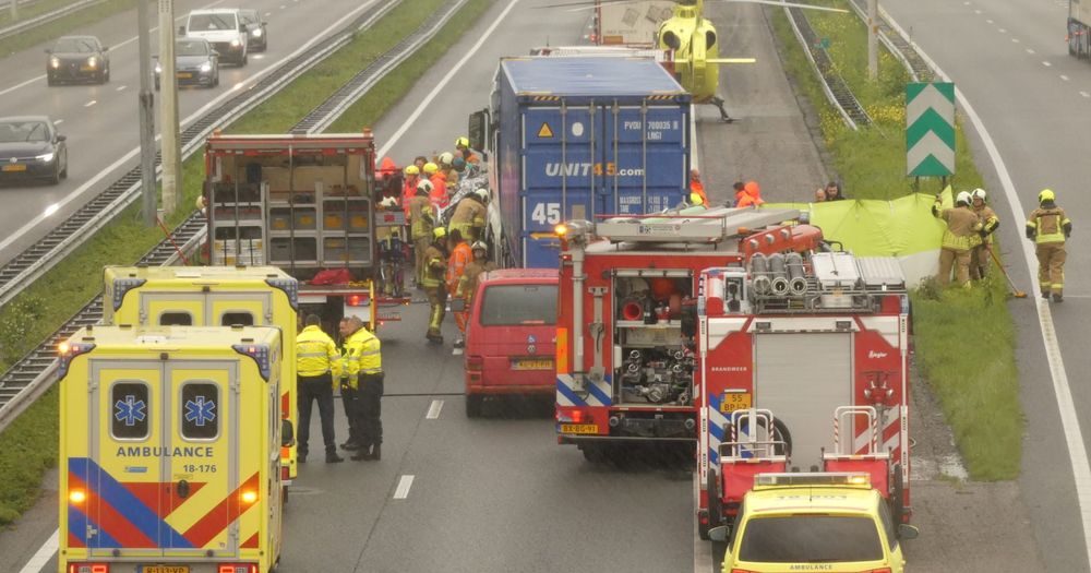 De auto van Olenka (37) wordt samengedrukt tussen twee vrachtwagens en zij overlijdt - Rijnmond