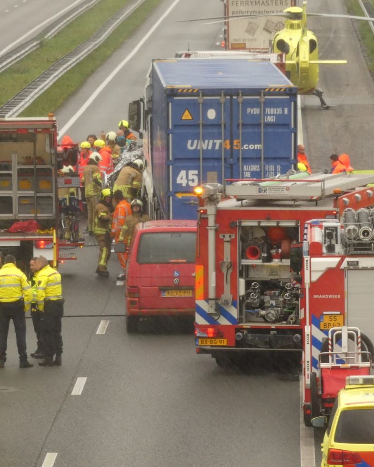 Taakstraf voor ongeluk A15 waarbij auto vrouw werd samengedrukt tussen twee vrachtwagens - Rijnmond