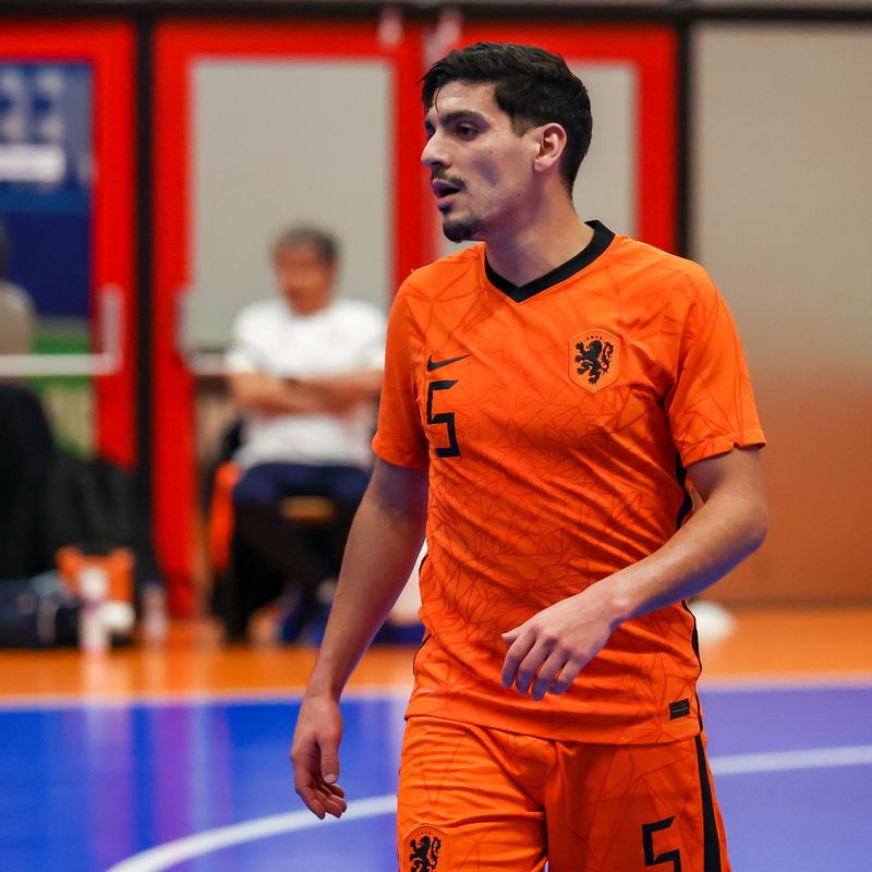 Scorende Bouzambou verliest met Oranje en ziet WK uit zicht verdwijnen ... Scorende Bouzambou verliest met Oranje en ziet WK uit zicht verdwijnen ...